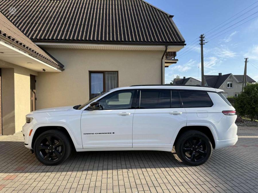 White Jeep Grand Cherokee 2022 in Sakiai, with an engine capacity of 3.60 L and mileage of 130 thousand km for 29645 €, photo 7 on AUTOMOTO.COM.LV