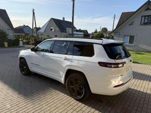 White Jeep Grand Cherokee 2022 in Sakiai, with an engine capacity of 3.60 L and mileage of 130 thousand km for 29645 €, photo 8 on AUTOMOTO.COM.LV