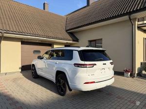 White Jeep Grand Cherokee 2022 in Sakiai, with an engine capacity of 3.60 L and mileage of 130 thousand km for 29645 €, photo 9 on AUTOMOTO.COM.LV