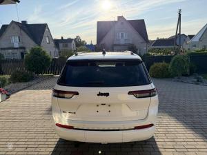 White Jeep Grand Cherokee 2022 in Sakiai, with an engine capacity of 3.60 L and mileage of 130 thousand km for 29645 €, photo 10 on AUTOMOTO.COM.LV