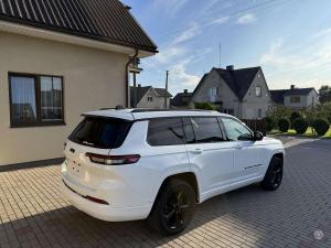 White Jeep Grand Cherokee 2022 in Sakiai, with an engine capacity of 3.60 L and mileage of 130 thousand km for 29645 €, photo 11 on AUTOMOTO.COM.LV