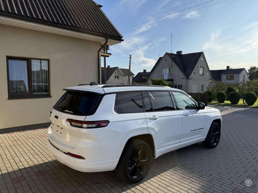 White Jeep Grand Cherokee 2022 in Sakiai, with an engine capacity of 3.60 L and mileage of 130 thousand km for 29645 €, photo 11 on AUTOMOTO.COM.LV
