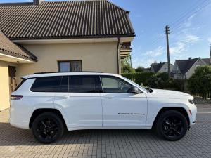White Jeep Grand Cherokee 2022 in Sakiai, with an engine capacity of 3.60 L and mileage of 130 thousand km for 29645 €, photo 12 on AUTOMOTO.COM.LV