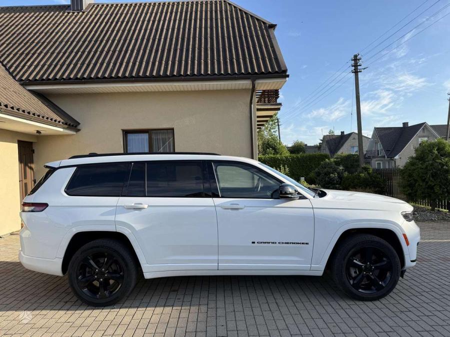 White Jeep Grand Cherokee 2022 in Sakiai, with an engine capacity of 3.60 L and mileage of 130 thousand km for 29645 €, photo 12 on AUTOMOTO.COM.LV