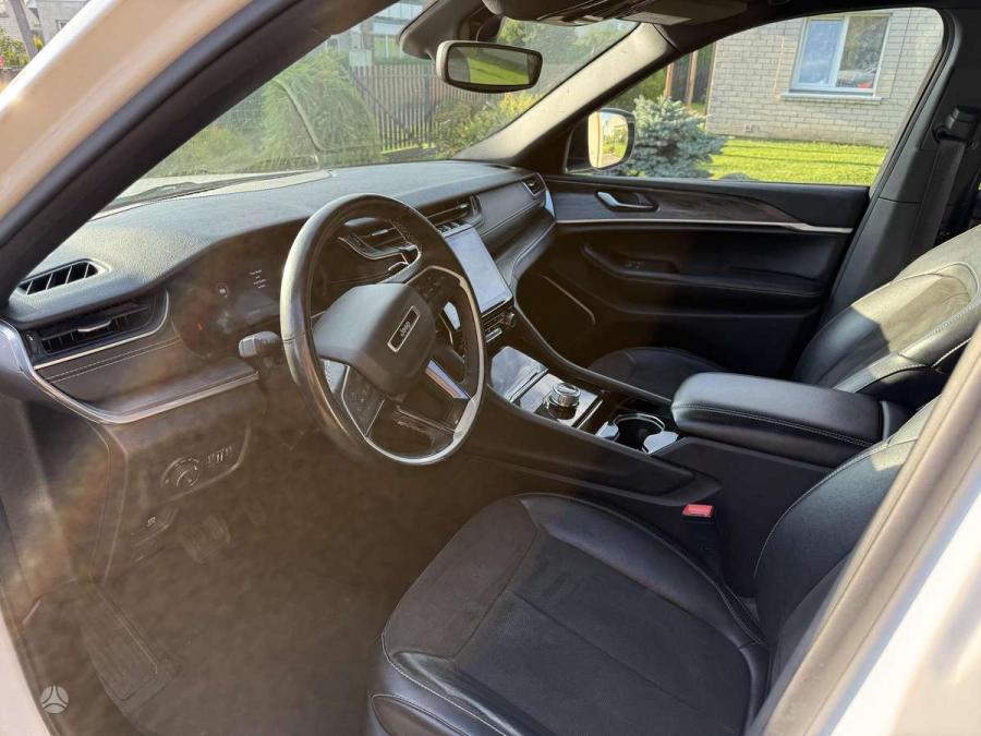White Jeep Grand Cherokee 2022 in Sakiai, with an engine capacity of 3.60 L and mileage of 130 thousand km for 29645 €, photo 13 on AUTOMOTO.COM.LV