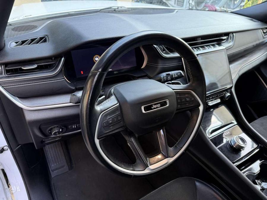 White Jeep Grand Cherokee 2022 in Sakiai, with an engine capacity of 3.60 L and mileage of 130 thousand km for 29645 €, photo 14 on AUTOMOTO.COM.LV