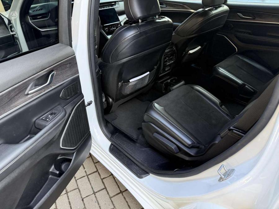 White Jeep Grand Cherokee 2022 in Sakiai, with an engine capacity of 3.60 L and mileage of 130 thousand km for 29645 €, photo 15 on AUTOMOTO.COM.LV