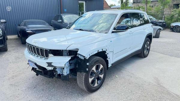 Balts Jeep Grand Cherokee 2023 Ukmergė, ar dzinēja tilpumu 2.00 L un nobraukumu 32 tūkst. km par 18190 €, foto 3 vietnē AUTOMOTO.COM.LV