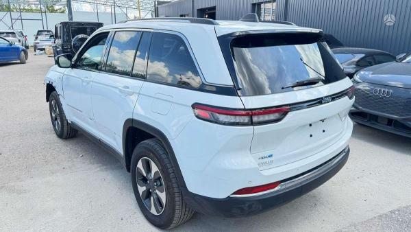 Balts Jeep Grand Cherokee 2023 Ukmergė, ar dzinēja tilpumu 2.00 L un nobraukumu 32 tūkst. km par 18190 €, foto 4 vietnē AUTOMOTO.COM.LV