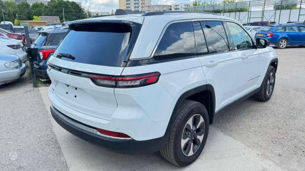 Balts Jeep Grand Cherokee 2023 Ukmergė, ar dzinēja tilpumu 2.00 L un nobraukumu 32 tūkst. km par 18190 €, foto 5 vietnē AUTOMOTO.COM.LV
