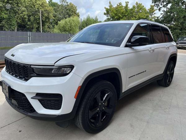White Jeep Grand Cherokee 2023 in Kaunas, with an engine capacity of 3.60 L and mileage of 69 thousand km for 16800 €, photo 1 on AUTOMOTO.COM.LV
