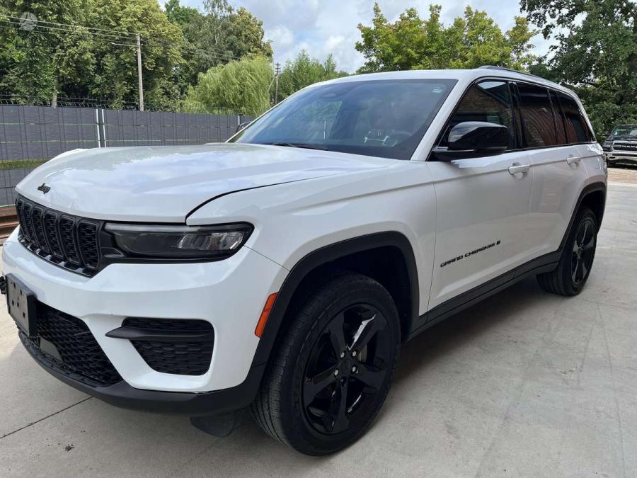 Balts Jeep Grand Cherokee 2023 Kauņa, ar dzinēja tilpumu 3.60 L un nobraukumu 69 tūkst. km par 16800 €, foto 1 vietnē AUTOMOTO.COM.LV