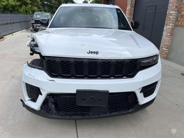 White Jeep Grand Cherokee 2023 in Kaunas, with an engine capacity of 3.60 L and mileage of 69 thousand km for 16800 €, photo 2 on AUTOMOTO.COM.LV