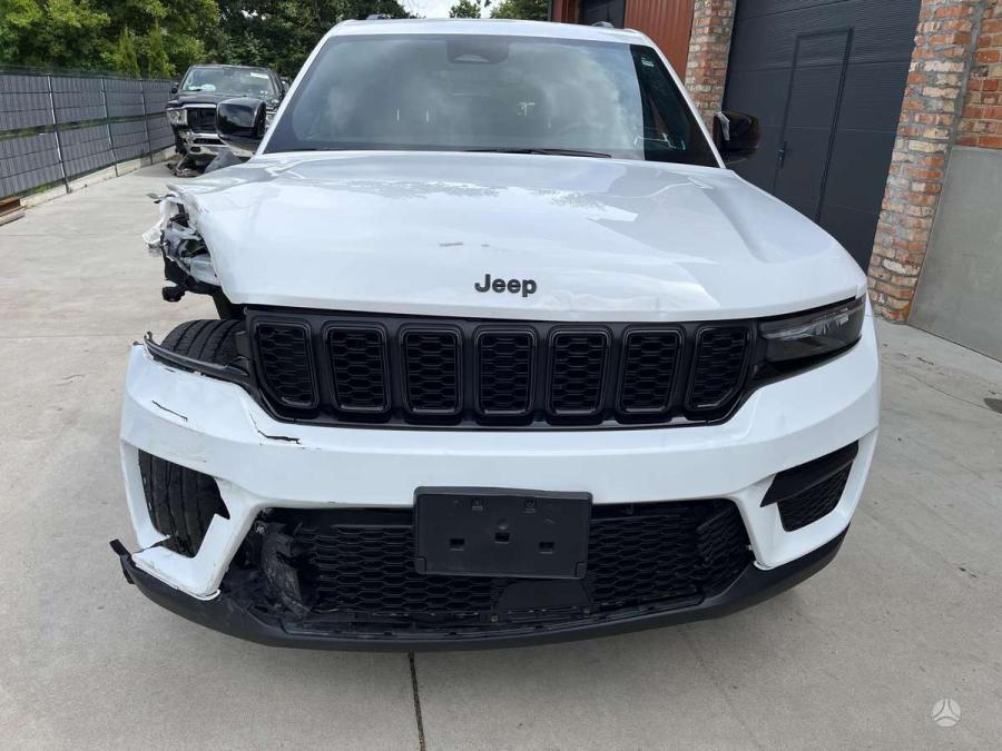 Balts Jeep Grand Cherokee 2023 Kauņa, ar dzinēja tilpumu 3.60 L un nobraukumu 69 tūkst. km par 16800 €, foto 3 vietnē AUTOMOTO.COM.LV