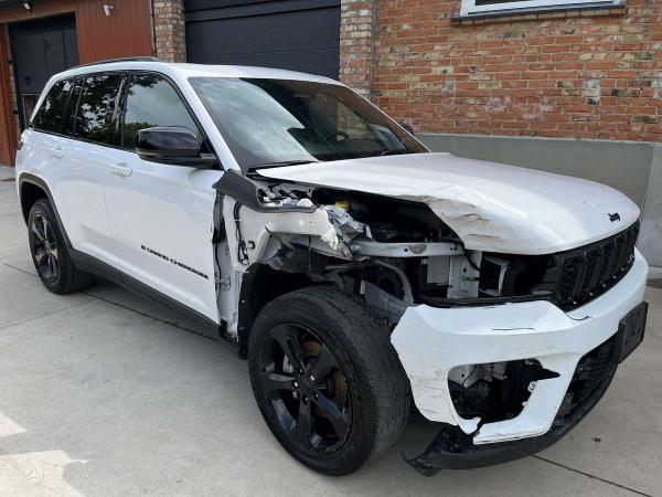 White Jeep Grand Cherokee 2023 in Kaunas, with an engine capacity of 3.60 L and mileage of 69 thousand km for 16800 €, photo 3 on AUTOMOTO.COM.LV