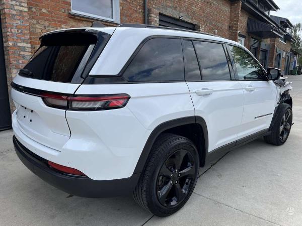 White Jeep Grand Cherokee 2023 in Kaunas, with an engine capacity of 3.60 L and mileage of 69 thousand km for 16800 €, photo 4 on AUTOMOTO.COM.LV