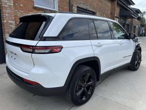 Balts Jeep Grand Cherokee 2023 Kauņa, ar dzinēja tilpumu 3.60 L un nobraukumu 69 tūkst. km par 16800 €, foto 5 vietnē AUTOMOTO.COM.LV