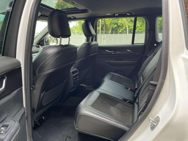White Jeep Grand Cherokee 2023 in Kaunas, with an engine capacity of 3.60 L and mileage of 69 thousand km for 16800 €, photo 9 on AUTOMOTO.COM.LV