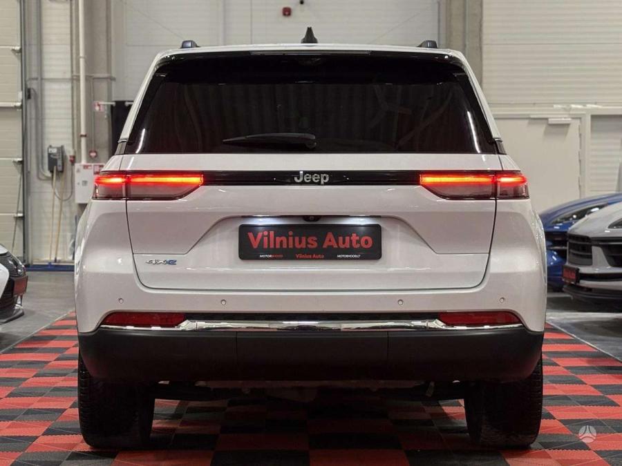 Balts Jeep Grand Cherokee 2023 Viļņa, ar dzinēja tilpumu 2.00 L un nobraukumu 59 tūkst. km par 41990 €, foto 6 vietnē AUTOMOTO.COM.LV