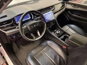 Balts Jeep Grand Cherokee 2023 Viļņa, ar dzinēja tilpumu 2.00 L un nobraukumu 59 tūkst. km par 41990 €, foto 12 vietnē AUTOMOTO.COM.LV