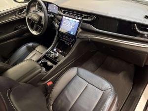 Balts Jeep Grand Cherokee 2023 Viļņa, ar dzinēja tilpumu 2.00 L un nobraukumu 59 tūkst. km par 41990 €, foto 18 vietnē AUTOMOTO.COM.LV