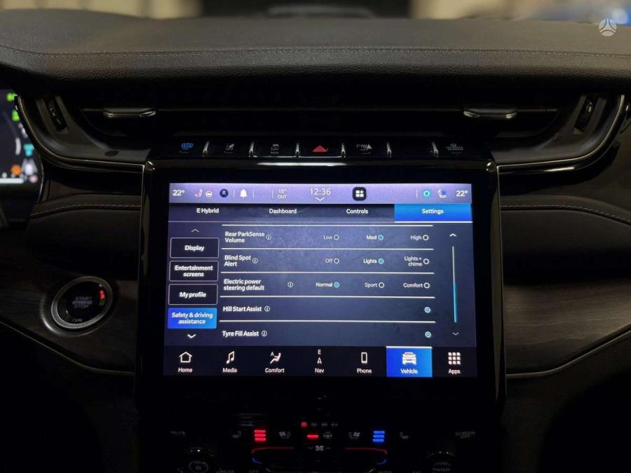 Balts Jeep Grand Cherokee 2023 Viļņa, ar dzinēja tilpumu 2.00 L un nobraukumu 59 tūkst. km par 41990 €, foto 28 vietnē AUTOMOTO.COM.LV
