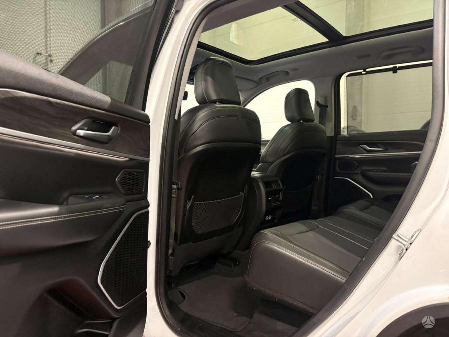 Balts Jeep Grand Cherokee 2023 Viļņa, ar dzinēja tilpumu 2.00 L un nobraukumu 59 tūkst. km par 41990 €, foto 33 vietnē AUTOMOTO.COM.LV