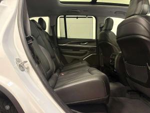 Balts Jeep Grand Cherokee 2023 Viļņa, ar dzinēja tilpumu 2.00 L un nobraukumu 59 tūkst. km par 41990 €, foto 34 vietnē AUTOMOTO.COM.LV