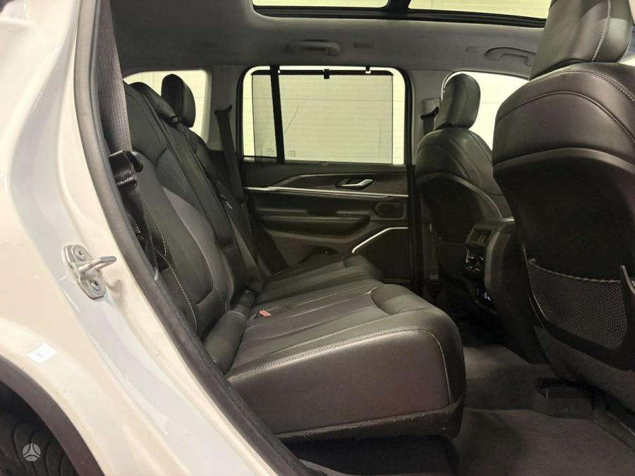 Balts Jeep Grand Cherokee 2023 Viļņa, ar dzinēja tilpumu 2.00 L un nobraukumu 59 tūkst. km par 41990 €, foto 34 vietnē AUTOMOTO.COM.LV