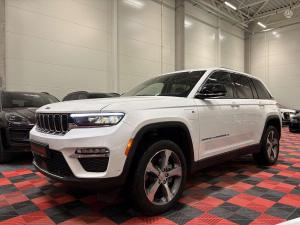 White Jeep Grand Cherokee 2023 in Vilnius, with an engine capacity of 2.00 L and mileage of 59 thousand km for 39990 €, photo  on AUTOMOTO.COM.LV