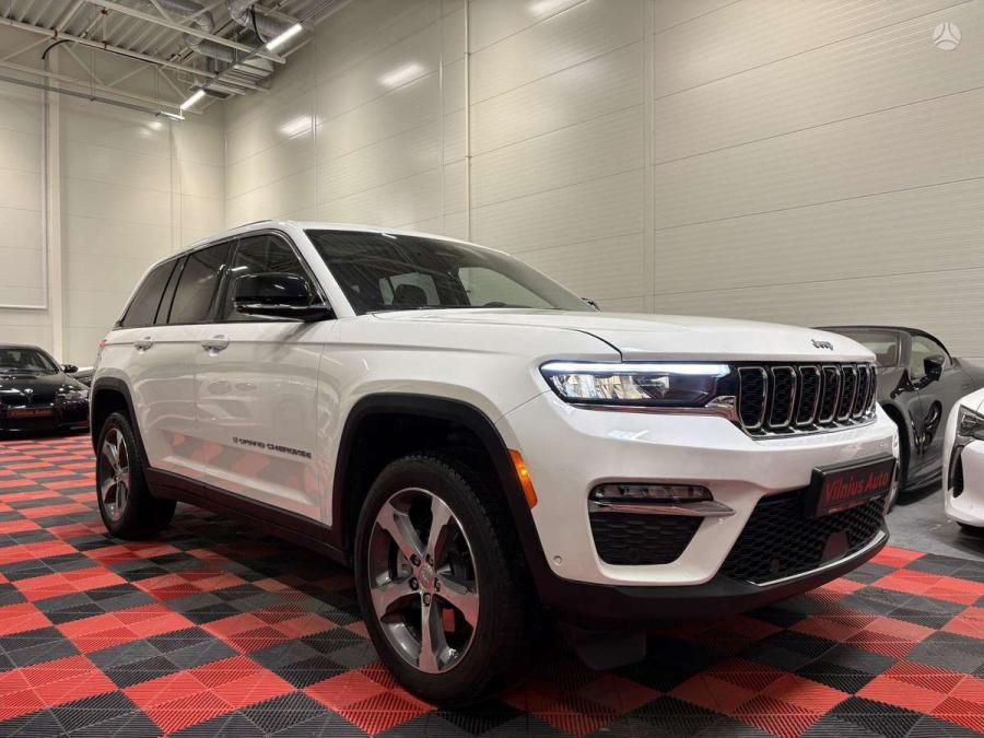 Balts Jeep Grand Cherokee 2023 Viļņa, ar dzinēja tilpumu 2.00 L un nobraukumu 59 tūkst. km par 39990 €, foto 4 vietnē AUTOMOTO.COM.LV