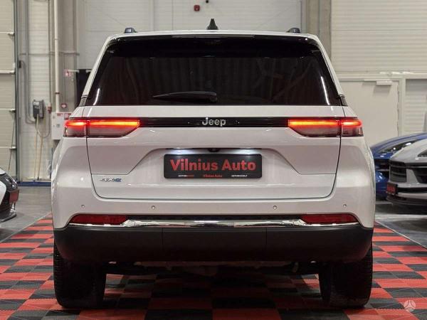 White Jeep Grand Cherokee 2023 in Vilnius, with an engine capacity of 2.00 L and mileage of 59 thousand km for 39990 €, photo 5 on AUTOMOTO.COM.LV