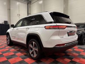 Balts Jeep Grand Cherokee 2023 Viļņa, ar dzinēja tilpumu 2.00 L un nobraukumu 59 tūkst. km par 39990 €, foto 7 vietnē AUTOMOTO.COM.LV