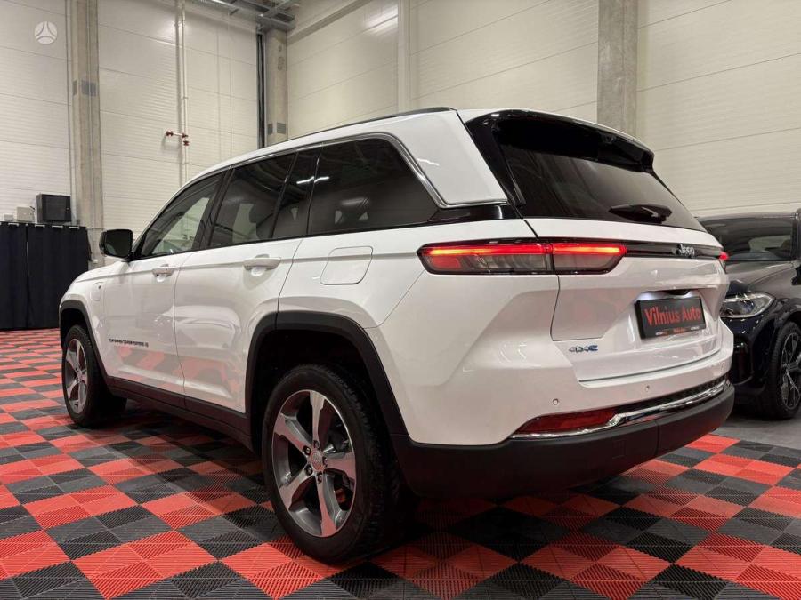 Balts Jeep Grand Cherokee 2023 Viļņa, ar dzinēja tilpumu 2.00 L un nobraukumu 59 tūkst. km par 39990 €, foto 7 vietnē AUTOMOTO.COM.LV