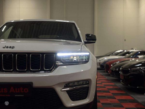 White Jeep Grand Cherokee 2023 in Vilnius, with an engine capacity of 2.00 L and mileage of 59 thousand km for 39990 €, photo 7 on AUTOMOTO.COM.LV