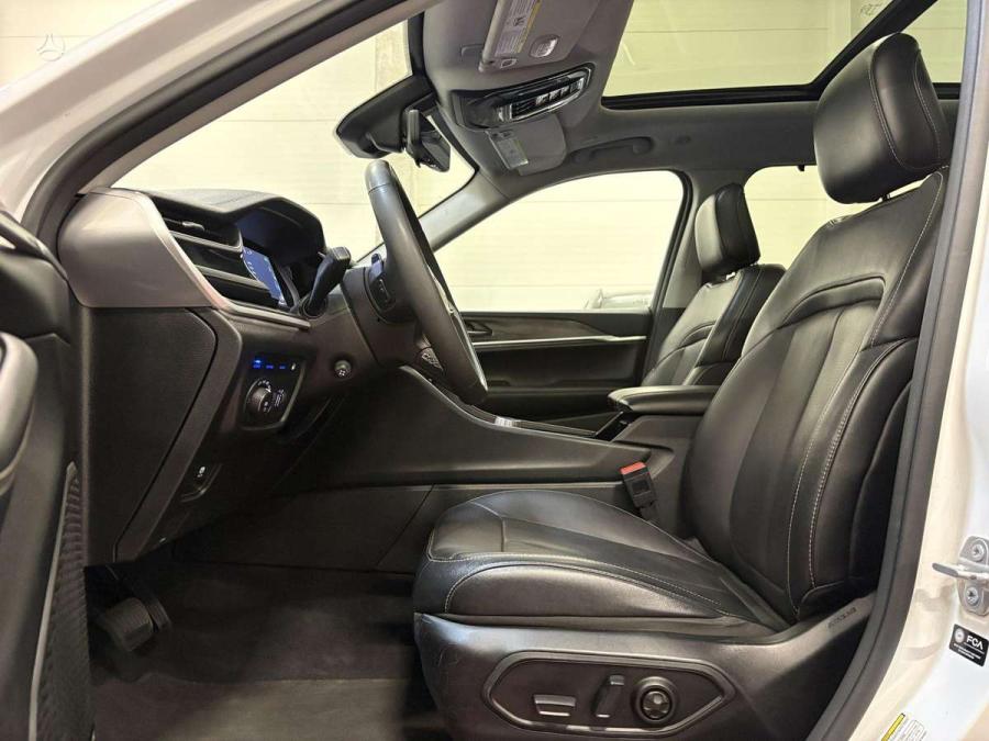 Balts Jeep Grand Cherokee 2023 Viļņa, ar dzinēja tilpumu 2.00 L un nobraukumu 59 tūkst. km par 39990 €, foto 16 vietnē AUTOMOTO.COM.LV