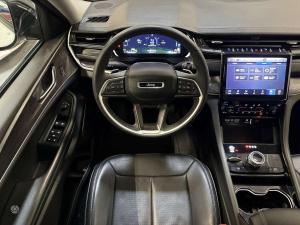 Balts Jeep Grand Cherokee 2023 Viļņa, ar dzinēja tilpumu 2.00 L un nobraukumu 59 tūkst. km par 39990 €, foto 21 vietnē AUTOMOTO.COM.LV