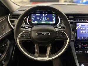 Balts Jeep Grand Cherokee 2023 Viļņa, ar dzinēja tilpumu 2.00 L un nobraukumu 59 tūkst. km par 39990 €, foto 22 vietnē AUTOMOTO.COM.LV