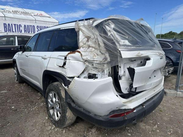 White Jeep Grand Cherokee 2023 in Klaipeda, with an engine capacity of 3.60 L and mileage of 58 thousand km for 10500 €, photo 5 on AUTOMOTO.COM.LV