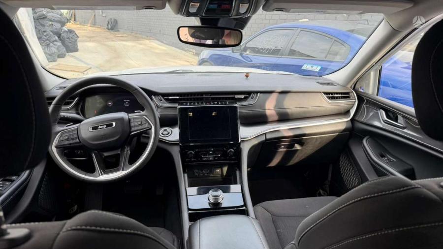 Balts Jeep Grand Cherokee 2023 Ukmergė, ar dzinēja tilpumu 3.60 L un nobraukumu 83 tūkst. km par 19499 €, foto 17 vietnē AUTOMOTO.COM.LV