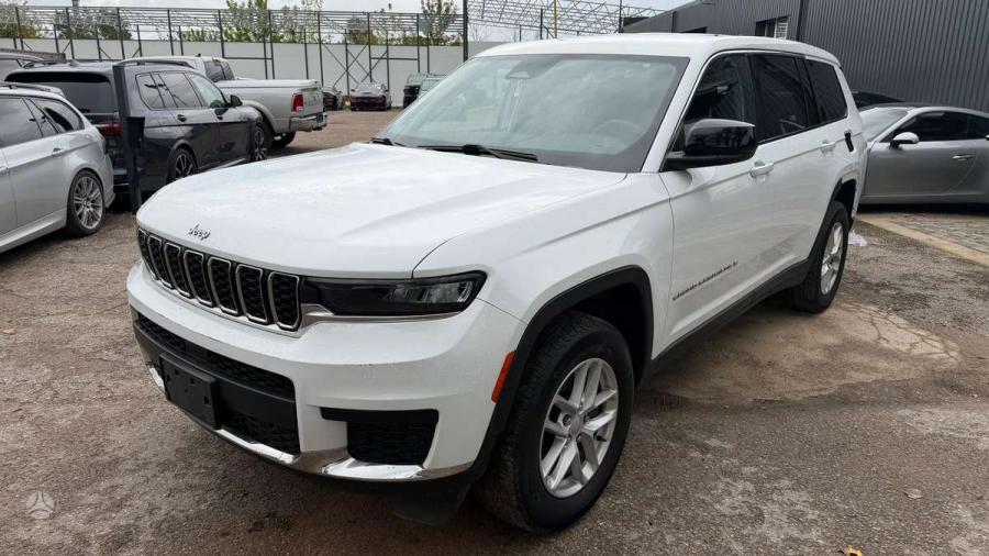 White Jeep Grand Cherokee 2023 in Ukmerge, with an engine capacity of 3.60 L and mileage of 83 thousand km for 16699 €, photo 1 on AUTOMOTO.COM.LV