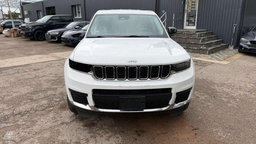White Jeep Grand Cherokee 2023 in Ukmerge, with an engine capacity of 3.60 L and mileage of 83 thousand km for 16699 €, photo 3 on AUTOMOTO.COM.LV