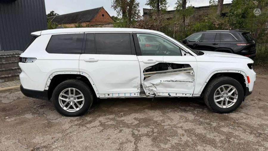 White Jeep Grand Cherokee 2023 in Ukmerge, with an engine capacity of 3.60 L and mileage of 83 thousand km for 16699 €, photo 5 on AUTOMOTO.COM.LV