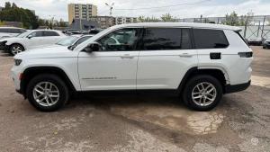 White Jeep Grand Cherokee 2023 in Ukmerge, with an engine capacity of 3.60 L and mileage of 83 thousand km for 16699 €, photo 9 on AUTOMOTO.COM.LV