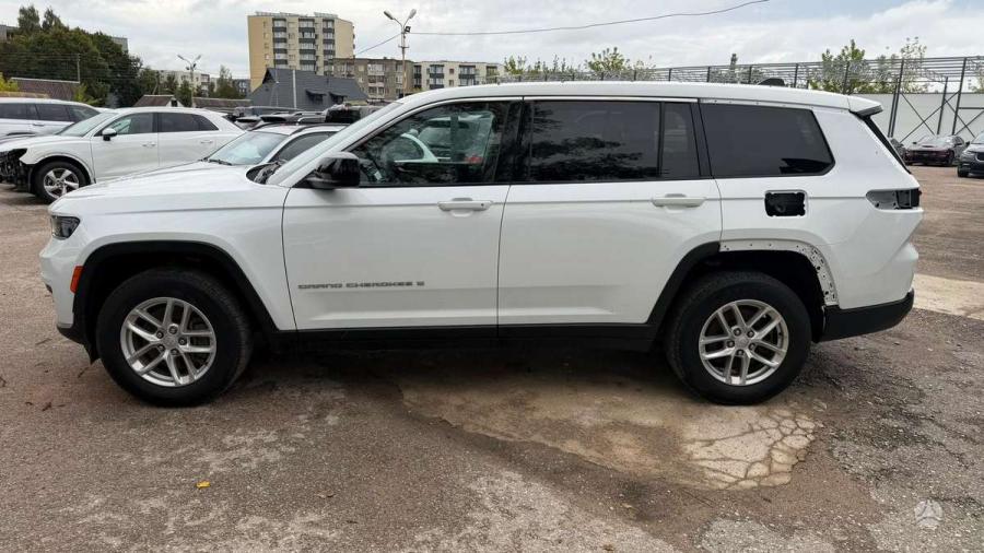 White Jeep Grand Cherokee 2023 in Ukmerge, with an engine capacity of 3.60 L and mileage of 83 thousand km for 16699 €, photo 9 on AUTOMOTO.COM.LV