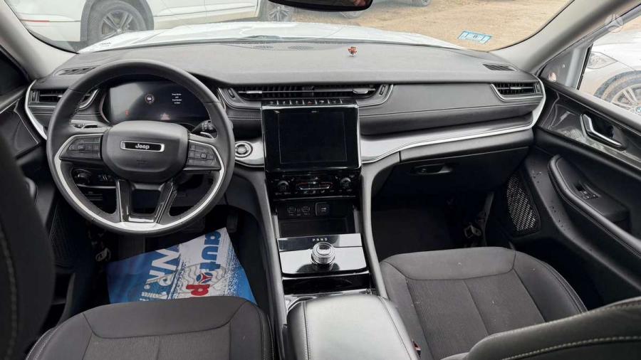 White Jeep Grand Cherokee 2023 in Ukmerge, with an engine capacity of 3.60 L and mileage of 83 thousand km for 16699 €, photo 12 on AUTOMOTO.COM.LV
