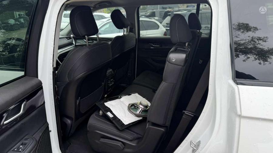 White Jeep Grand Cherokee 2023 in Ukmerge, with an engine capacity of 3.60 L and mileage of 83 thousand km for 16699 €, photo 16 on AUTOMOTO.COM.LV
