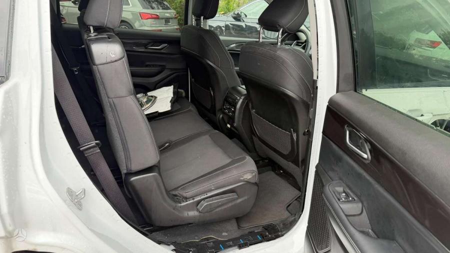 White Jeep Grand Cherokee 2023 in Ukmerge, with an engine capacity of 3.60 L and mileage of 83 thousand km for 16699 €, photo 19 on AUTOMOTO.COM.LV