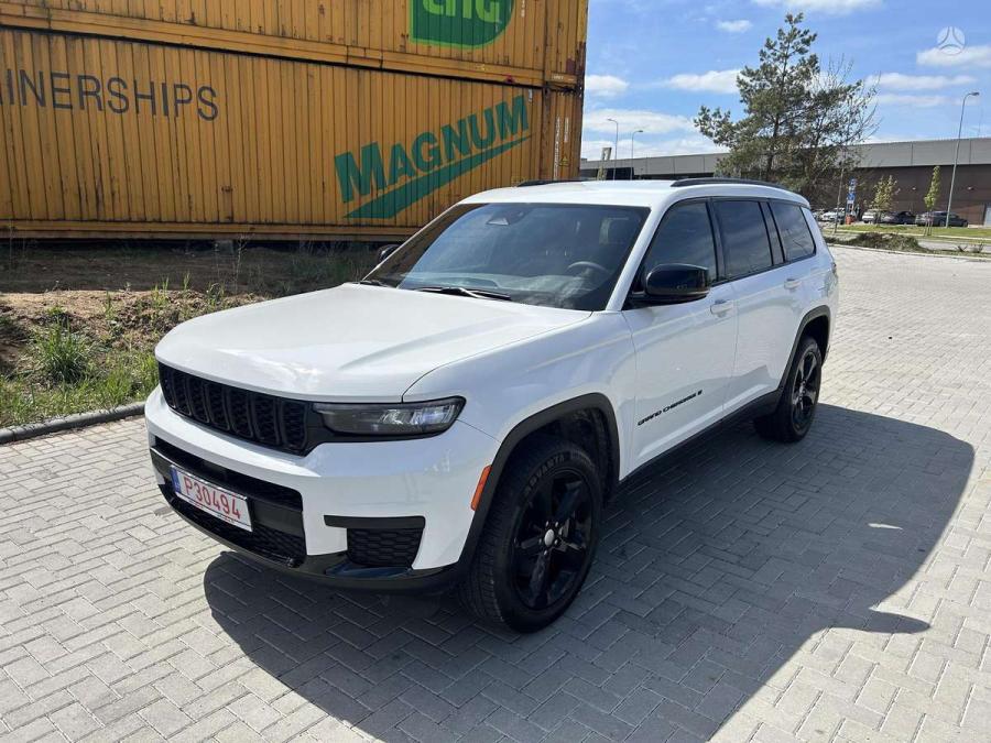 White Jeep Grand Cherokee 2023 in Vilnius, with an engine capacity of 3.60 L and mileage of 111 thousand km for 29900 €, photo 3 on AUTOMOTO.COM.LV