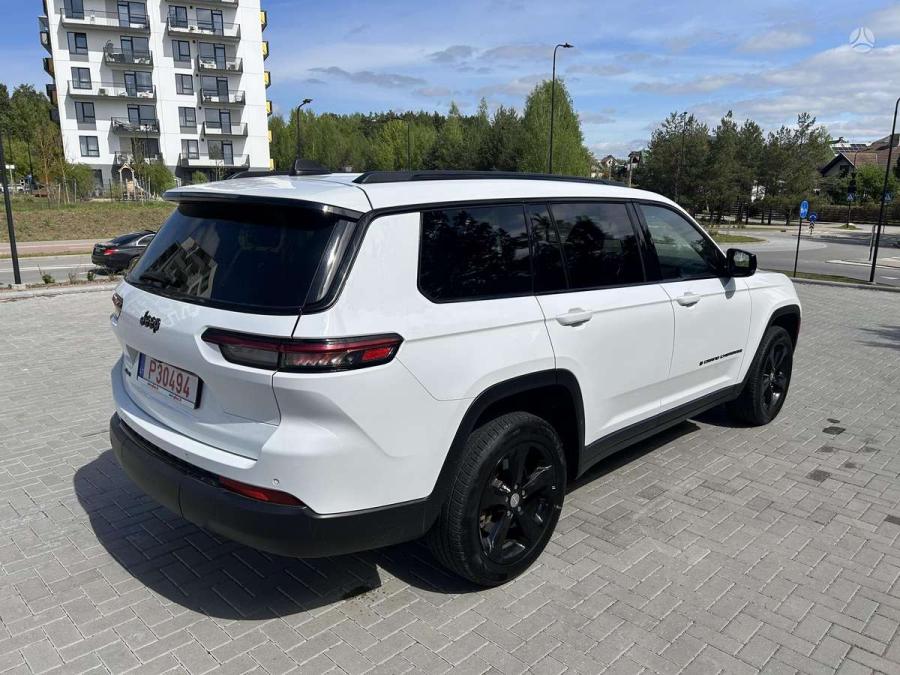 White Jeep Grand Cherokee 2023 in Vilnius, with an engine capacity of 3.60 L and mileage of 111 thousand km for 29900 €, photo 4 on AUTOMOTO.COM.LV
